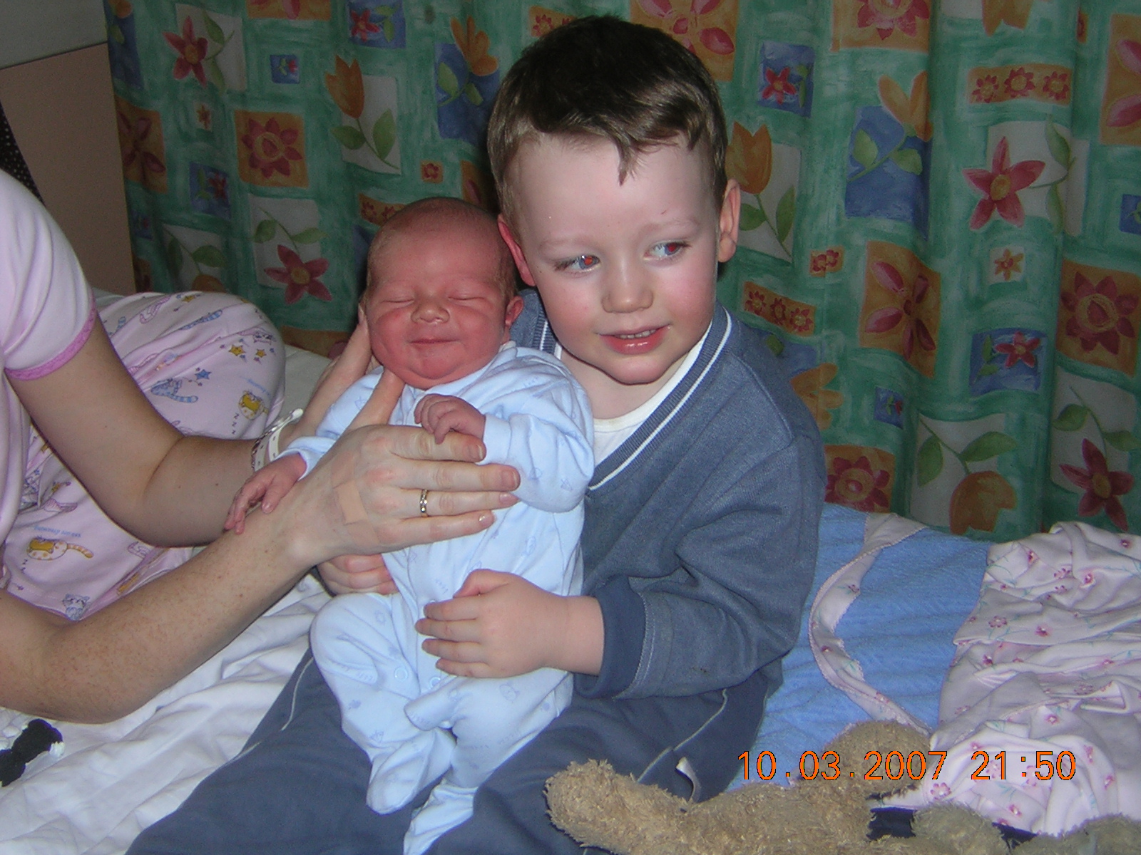 10 tips for surviving with a new baby and toddler