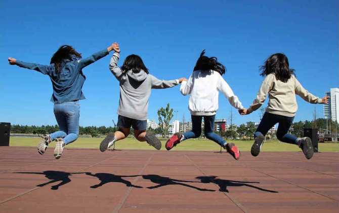 20 Great Outdoor Childhood Games to Play with Your Child