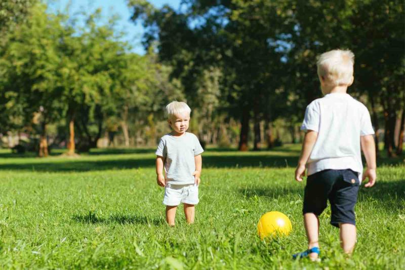 20 Great Outdoor Childhood Games to Play with Your Child
