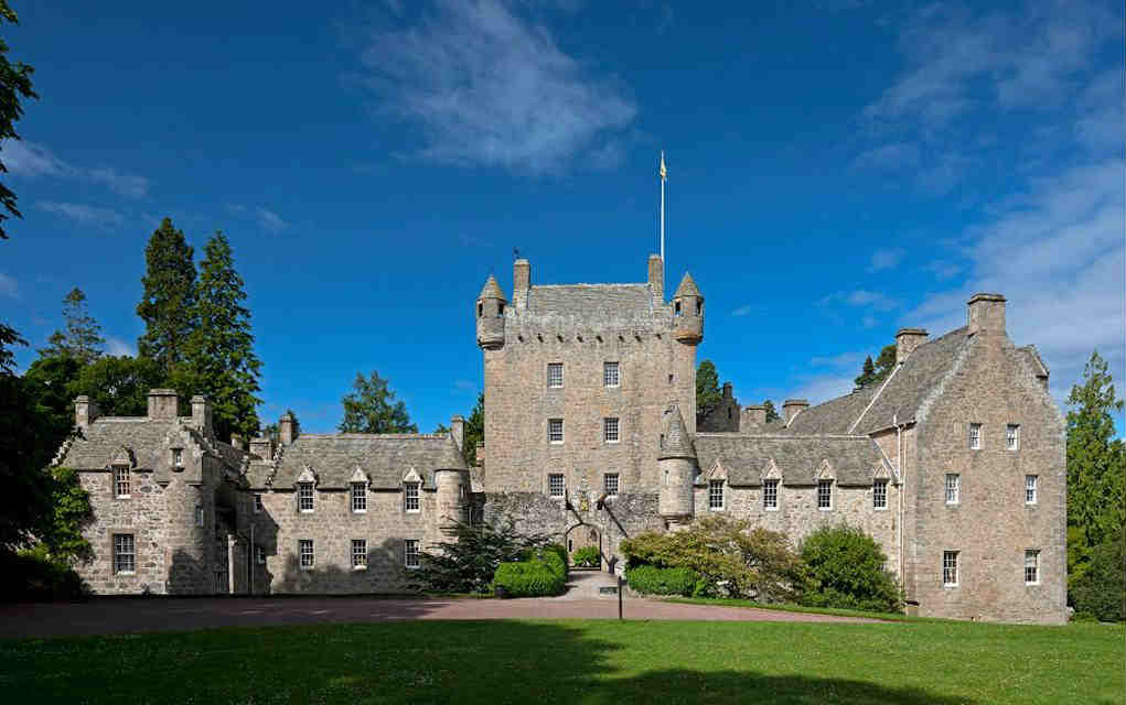 Go Explore! 25 Legendary Castles in England, Scotland and Wales