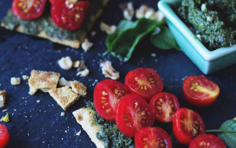 10 Easy and Tasty Toppings for Crackers the Family Will Love