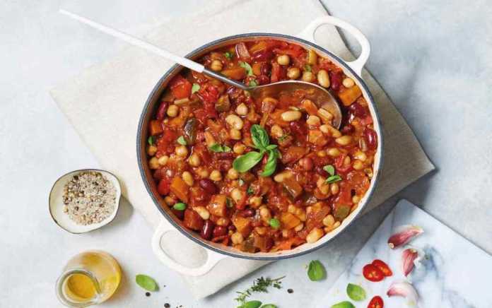 This Easy Slow-Cooked Mexican Bean and Vegetable Chilli is a Zinger!
