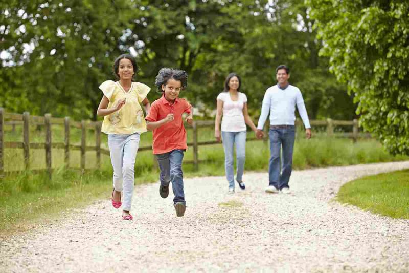 15 Entertaining (and Distracting) Games to Play On a Family Walk